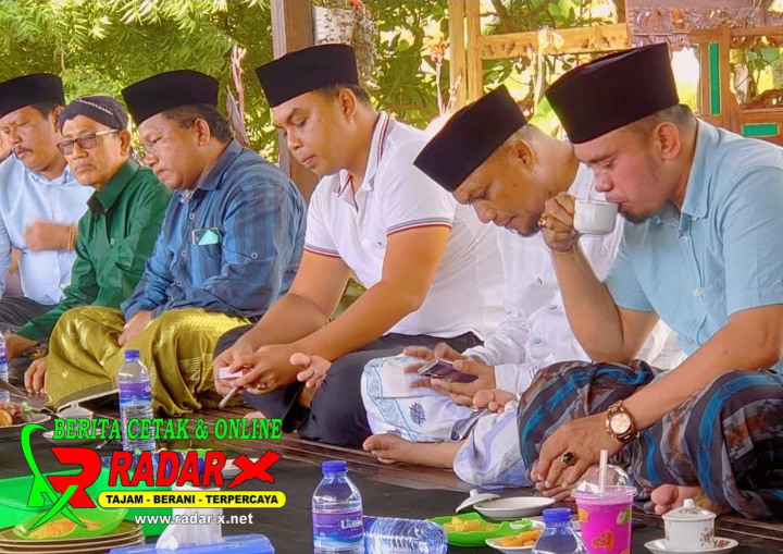Penurunan Baleho Di Area Monumen Sampang, Dikecam Tokoh Pantura - radar-x