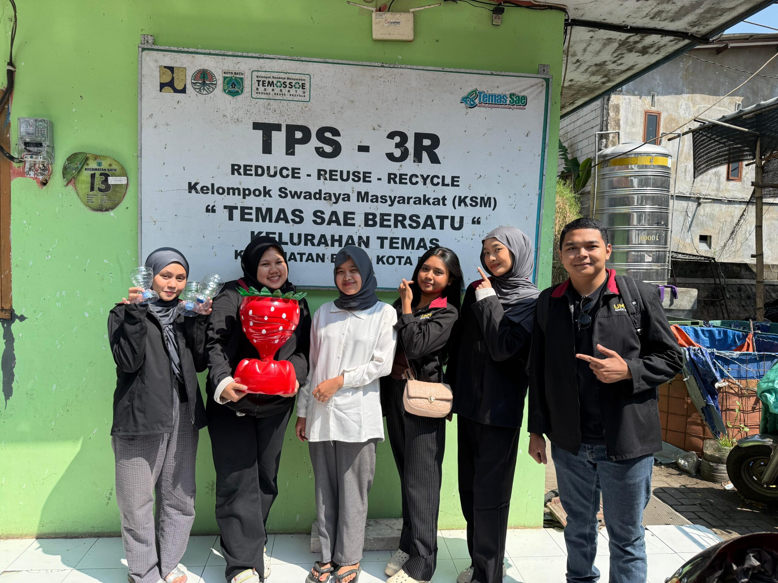 Mahasiswa PMM Sulap Galon Bekas Jadi Pot Bunga Estetis, Percantik ...
